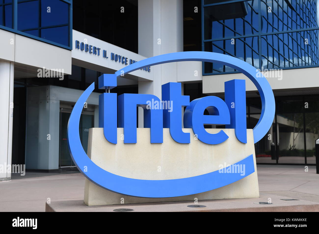 Intel logo 2016 hi-res stock photography and images - Alamy
