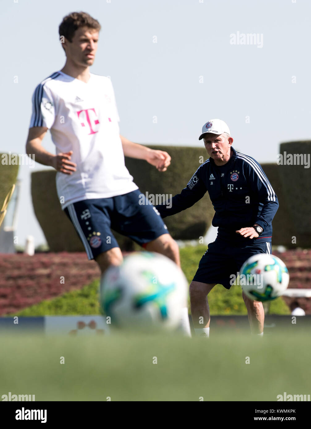 Doha, Qatar. 4th Jan, 2018. Bayern Munich's Thomas Mueller (L) and ...