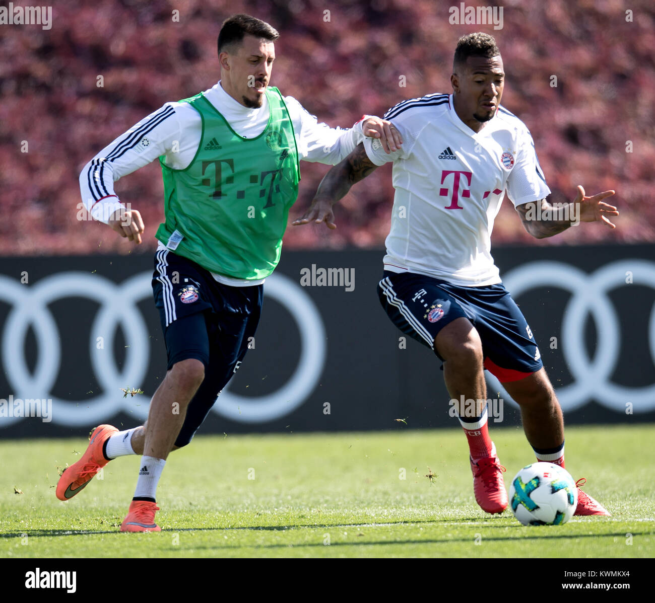 Doha, Qatar. 4th Jan, 2018. Bayern Munich's Sandro Wagner (L) and ...