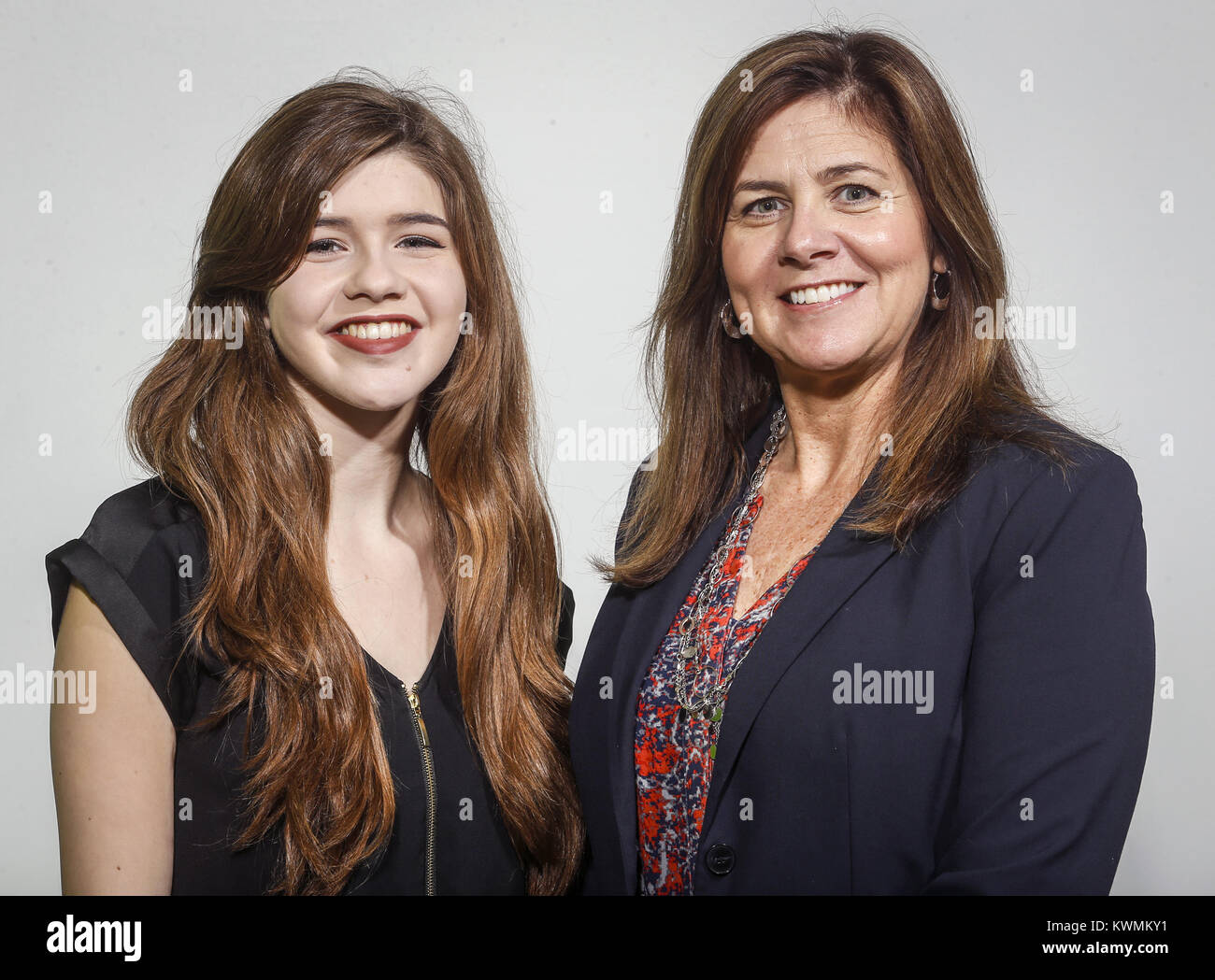 Davenport, Iowa, USA. 25th Oct, 2016. Rene Gellerman and daughter ...