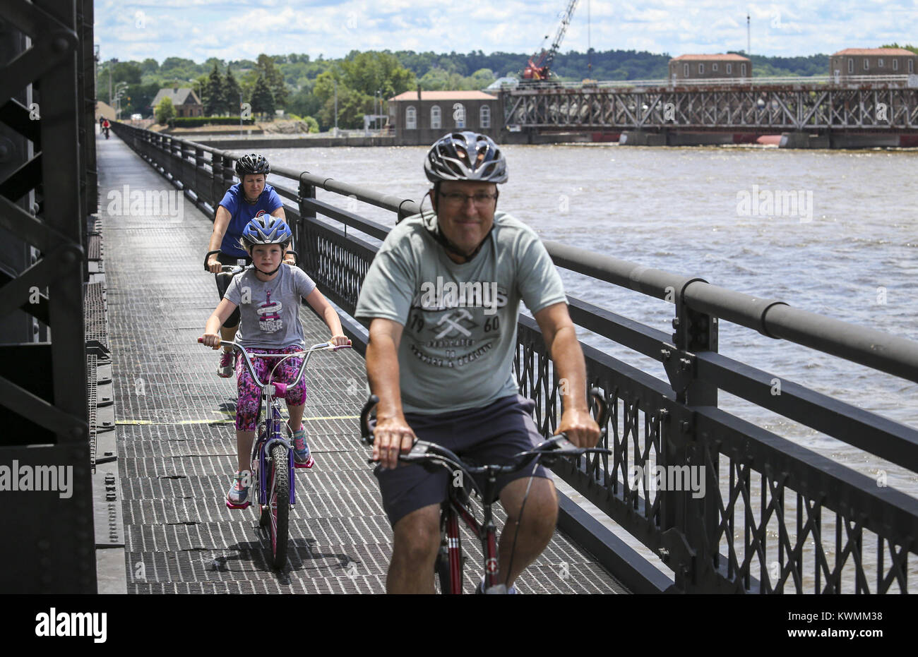 Davenport, Iowa, USA. 18th June, 2017. Grace Schmidt, 8, of Port Byron ...