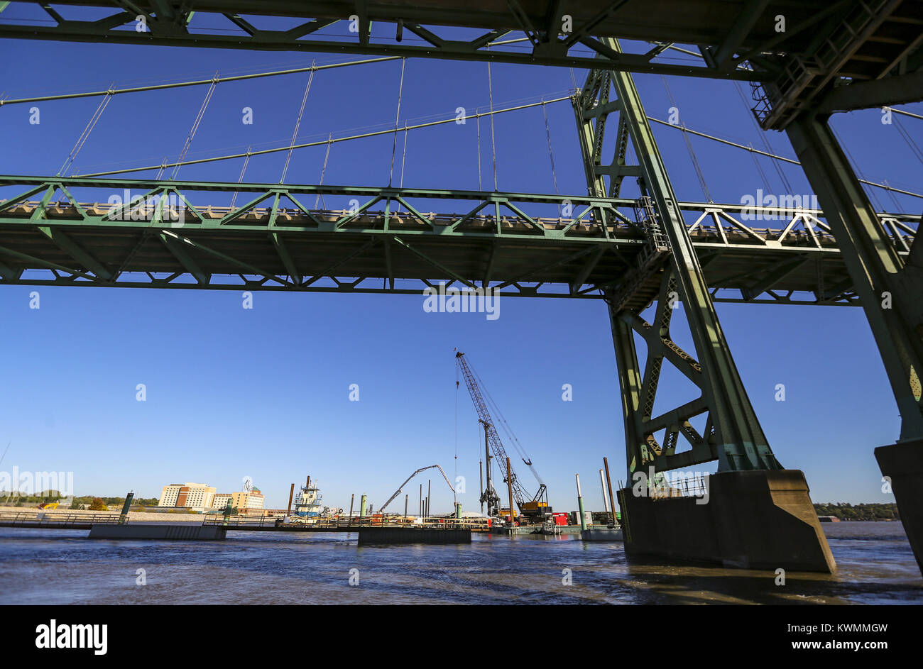Moline, Iowa, USA. 16th Oct, 2017. The Interstate 74 bridge is seen ...