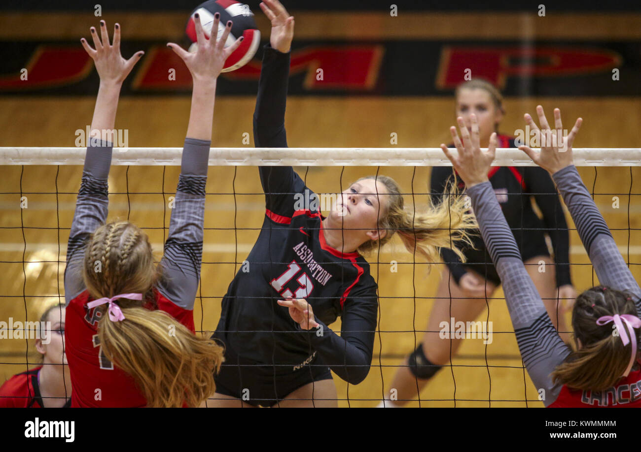 Davenport, Iowa, USA. 10th Oct, 2017. Assumption's Maddy Mayeski (13 ...