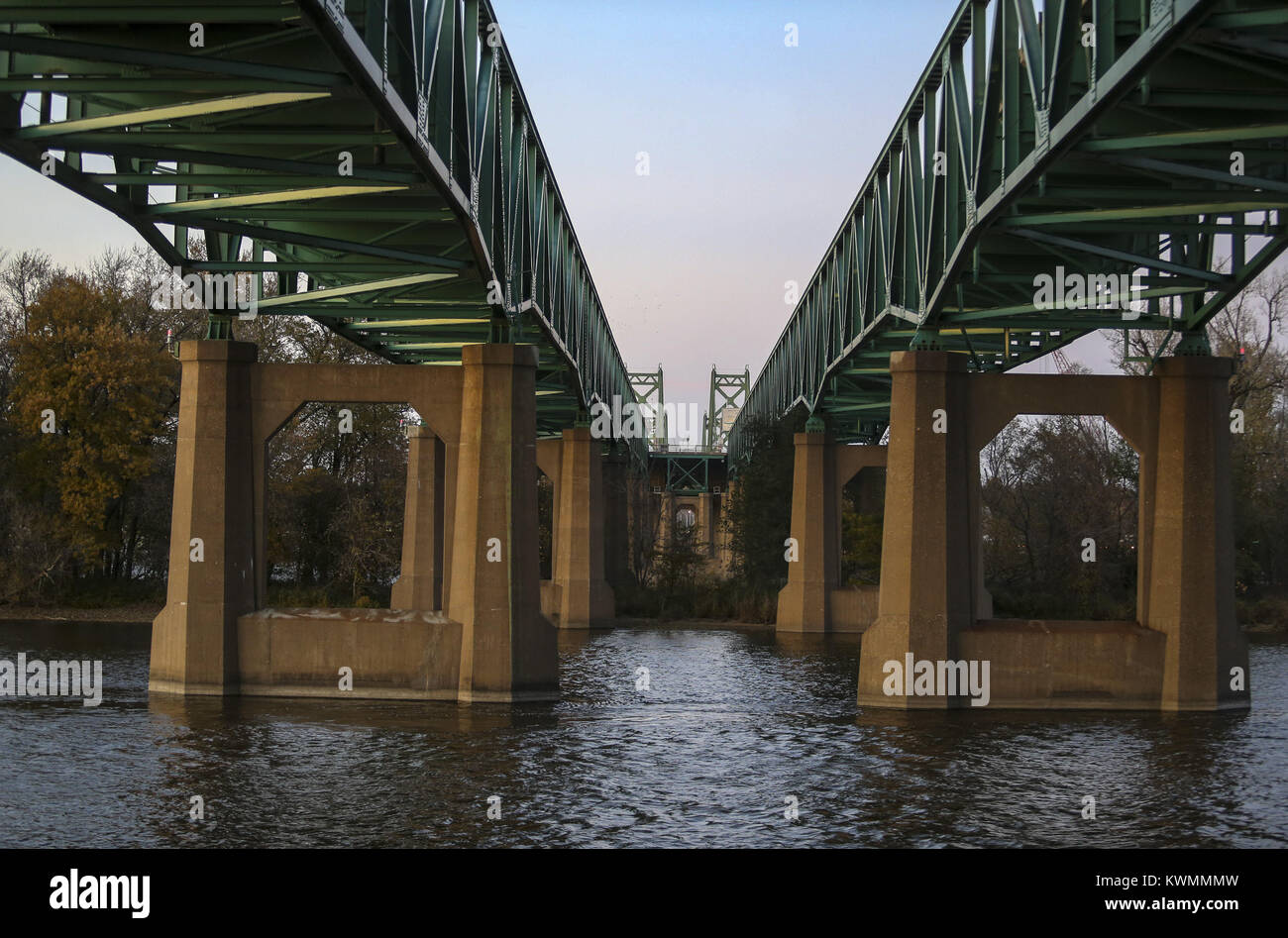 Moline, Iowa, USA. 9th Nov, 2017. Work continues on the Interstate 74 ...