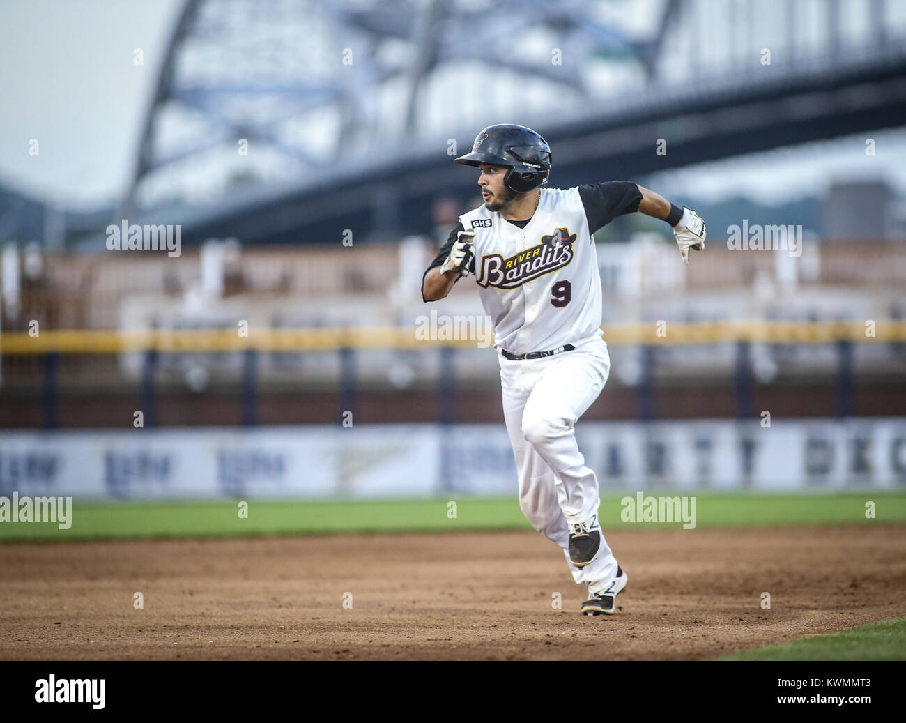 Davenport, Iowa, USA. 16th Aug, 2017. River Bandits catcher Ray ...