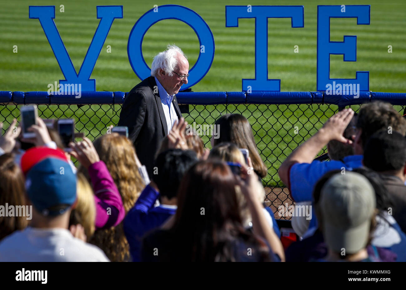 Senator bernie sanders on stage hi-res stock photography and images - Alamy