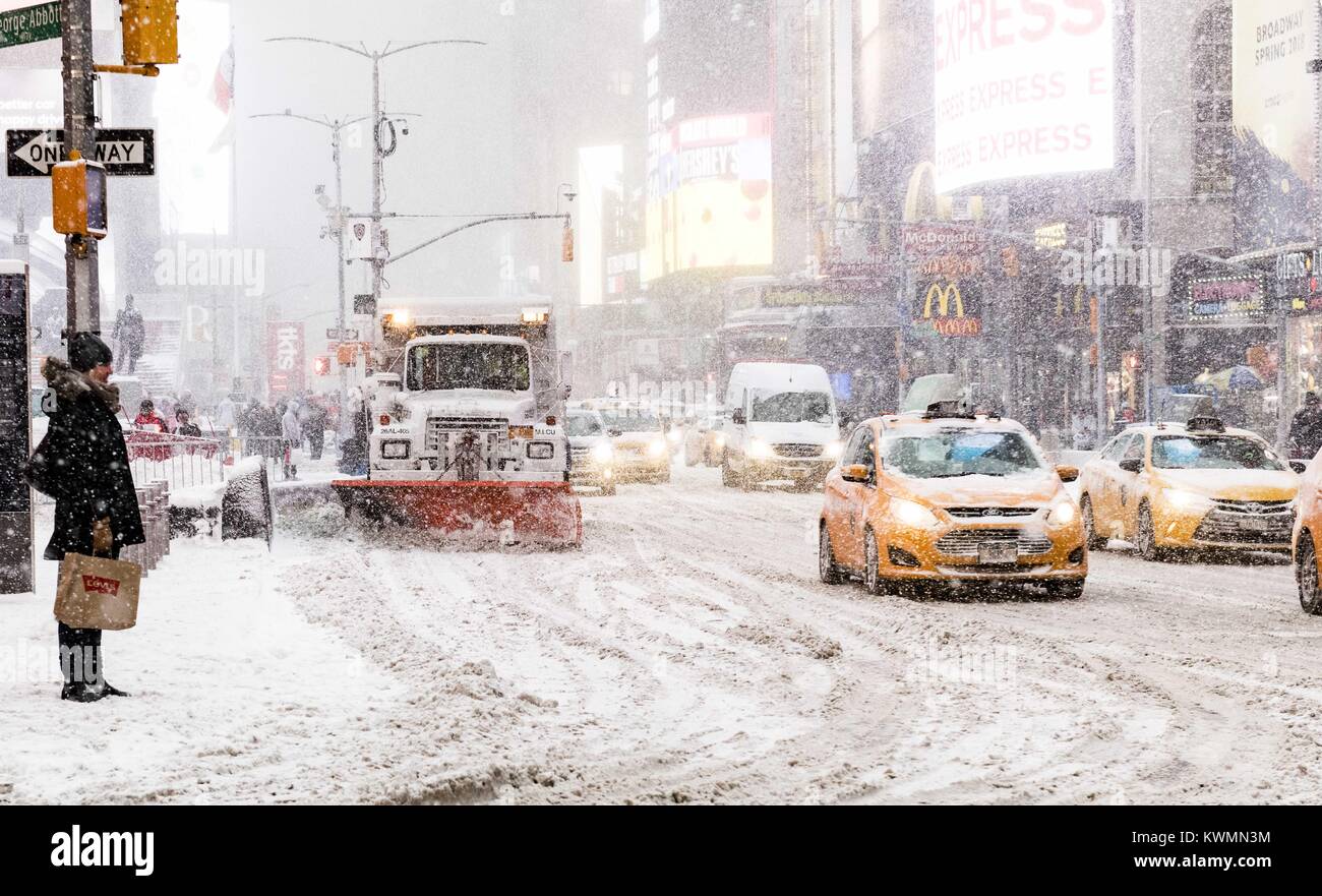 New York, NY, USA. 4th Jan, 2018. Snow Storm in Times Square in New ...