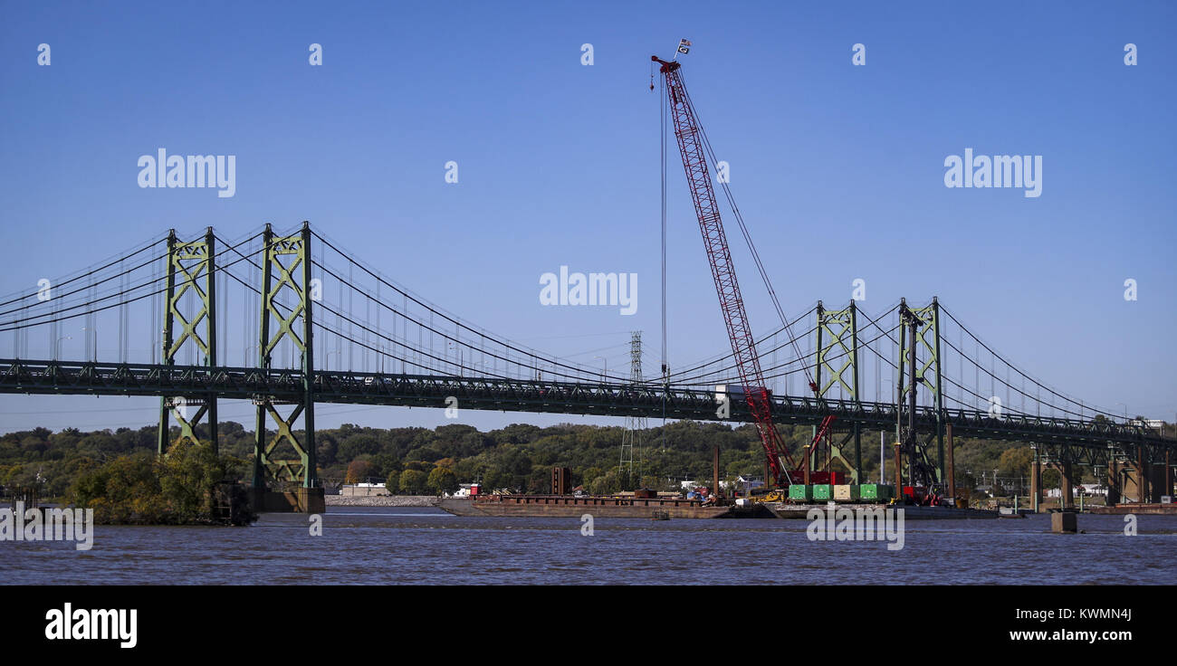 Moline, Iowa, USA. 16th Oct, 2017. A crane stationed on a barge along ...