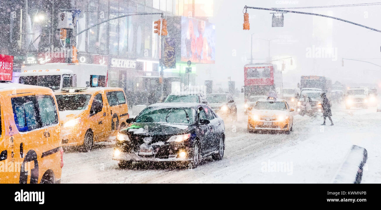 New York, NY, USA. 4th Jan, 2018. Heavy snow seen falling at Times ...
