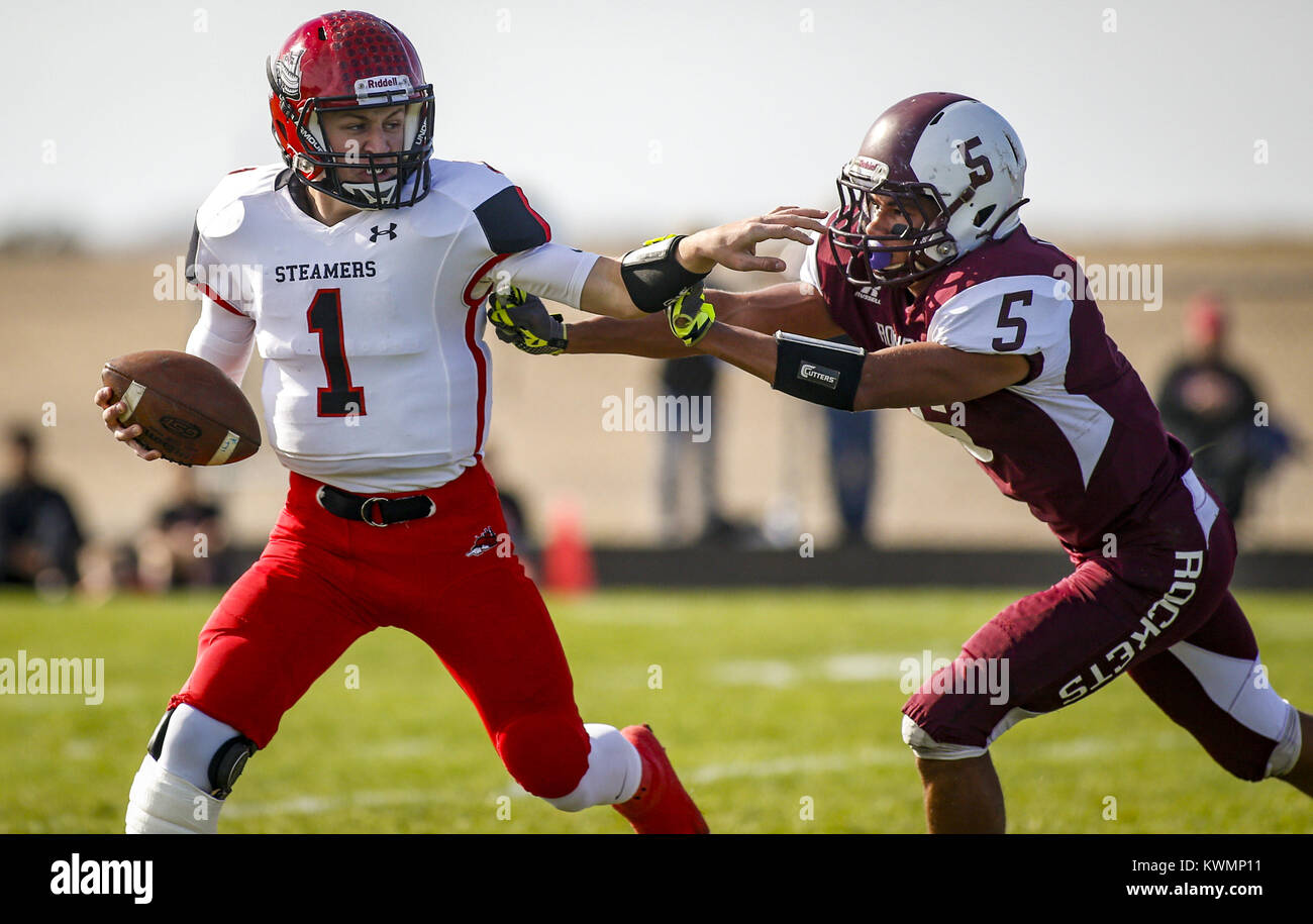 Edgington, Iowa, USA. 5th Nov, 2016. Fulton quarterback Tyler Sweenie ...