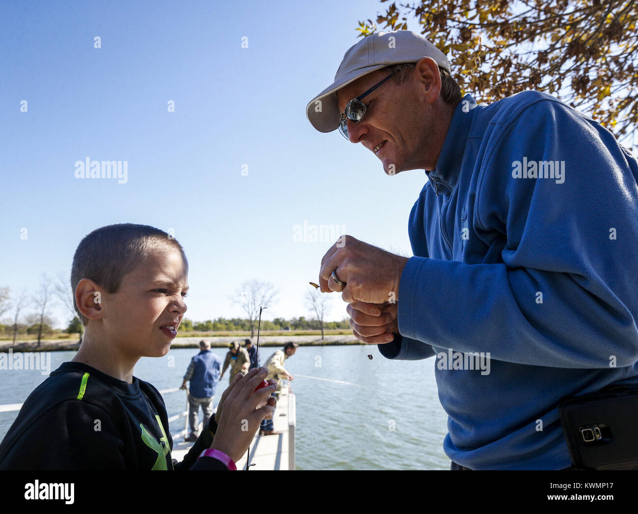 Davenport, Iowa, USA. 14th Oct, 2016. Troy Evans of Bettendorf helps ...