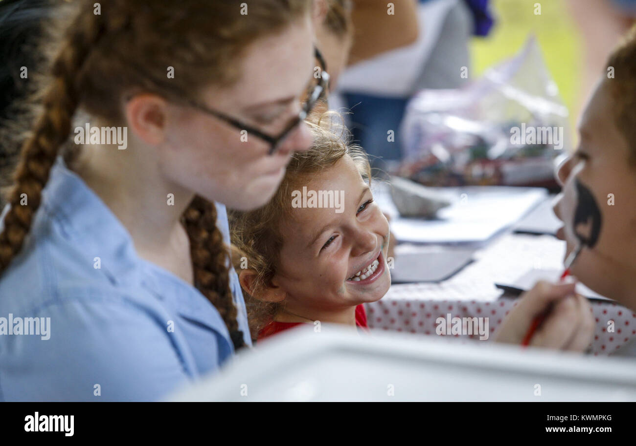 Davenport, Iowa, USA. 20th Aug, 2016. Tierra Murillo, 4, of Davenport ...