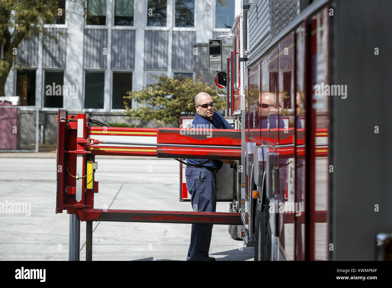 Davenport, Iowa, USA. 15th Sep, 2016. Engineer Doug Ripperger prepares ...