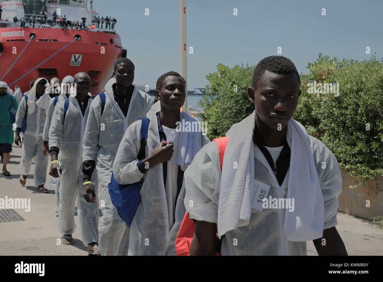 Refugees boat italy hi-res stock photography and images - Alamy
