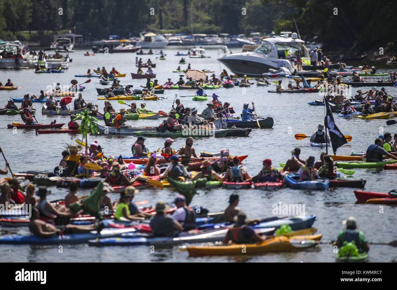 Rock Island, Iowa, USA. 19th Aug, 2017. Paddlers begin to group up to ...