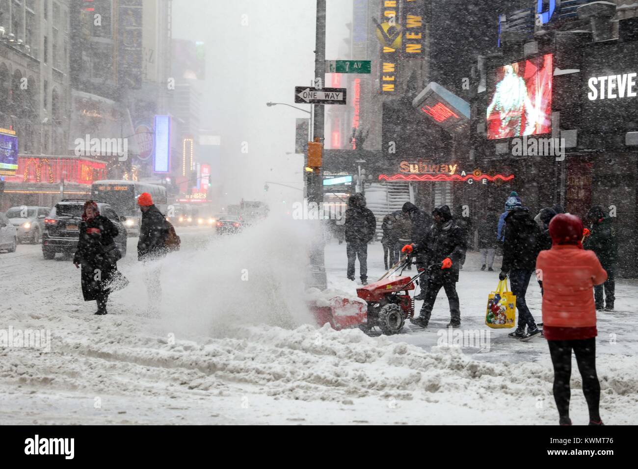 Snow storm in times square hi-res stock photography and images - Alamy