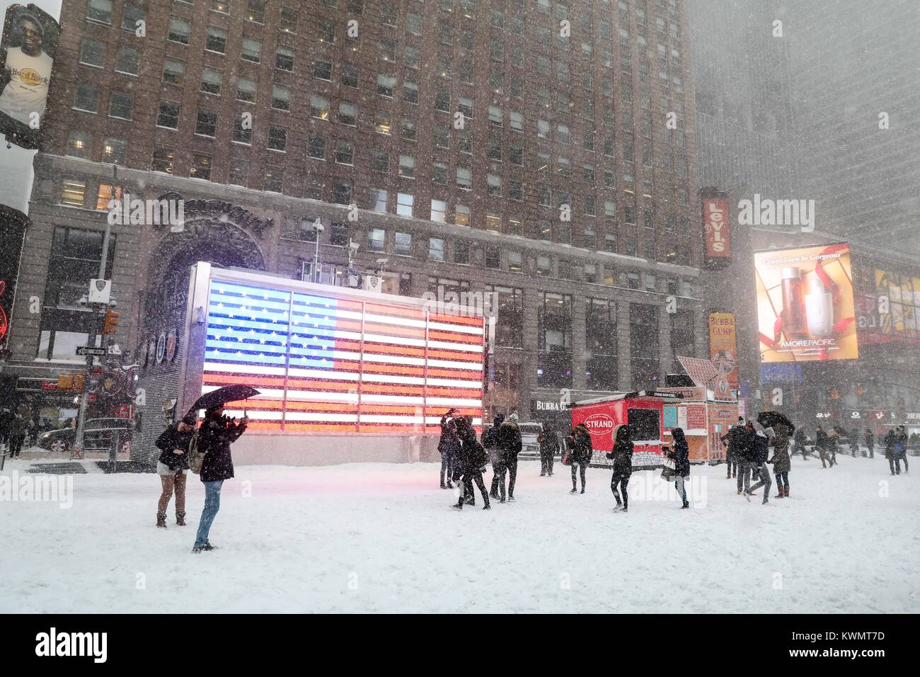Snow storm in times square hi-res stock photography and images - Alamy
