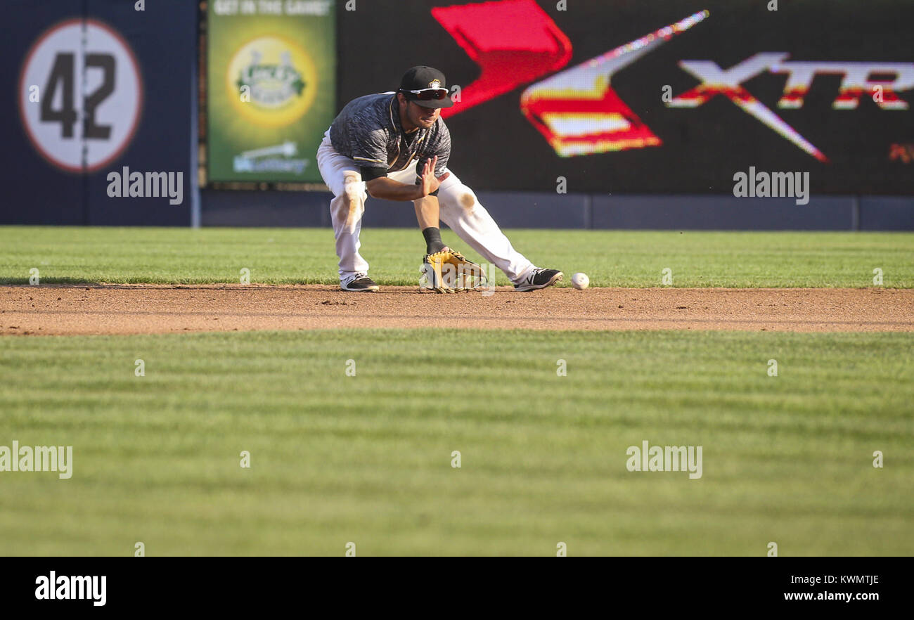 Davenport, Iowa, USA. 9th July, 2017. River Bandits second baseman Ray ...