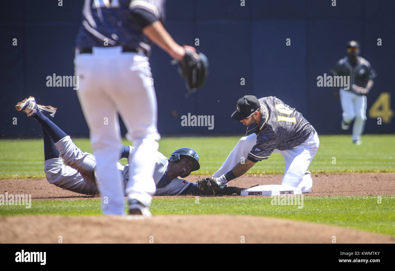 Davenport, Iowa, USA. 7th May, 2017. River Bandits second baseman ...