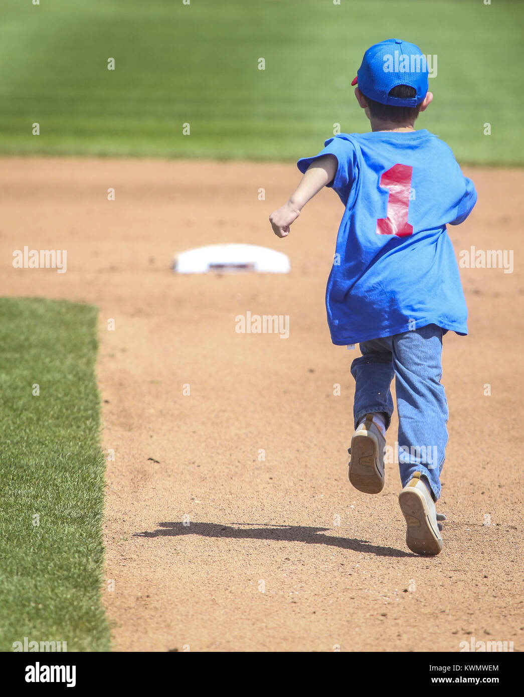 Davenport, Iowa, USA. 7th May, 2017. A boy runs to second base in a ...