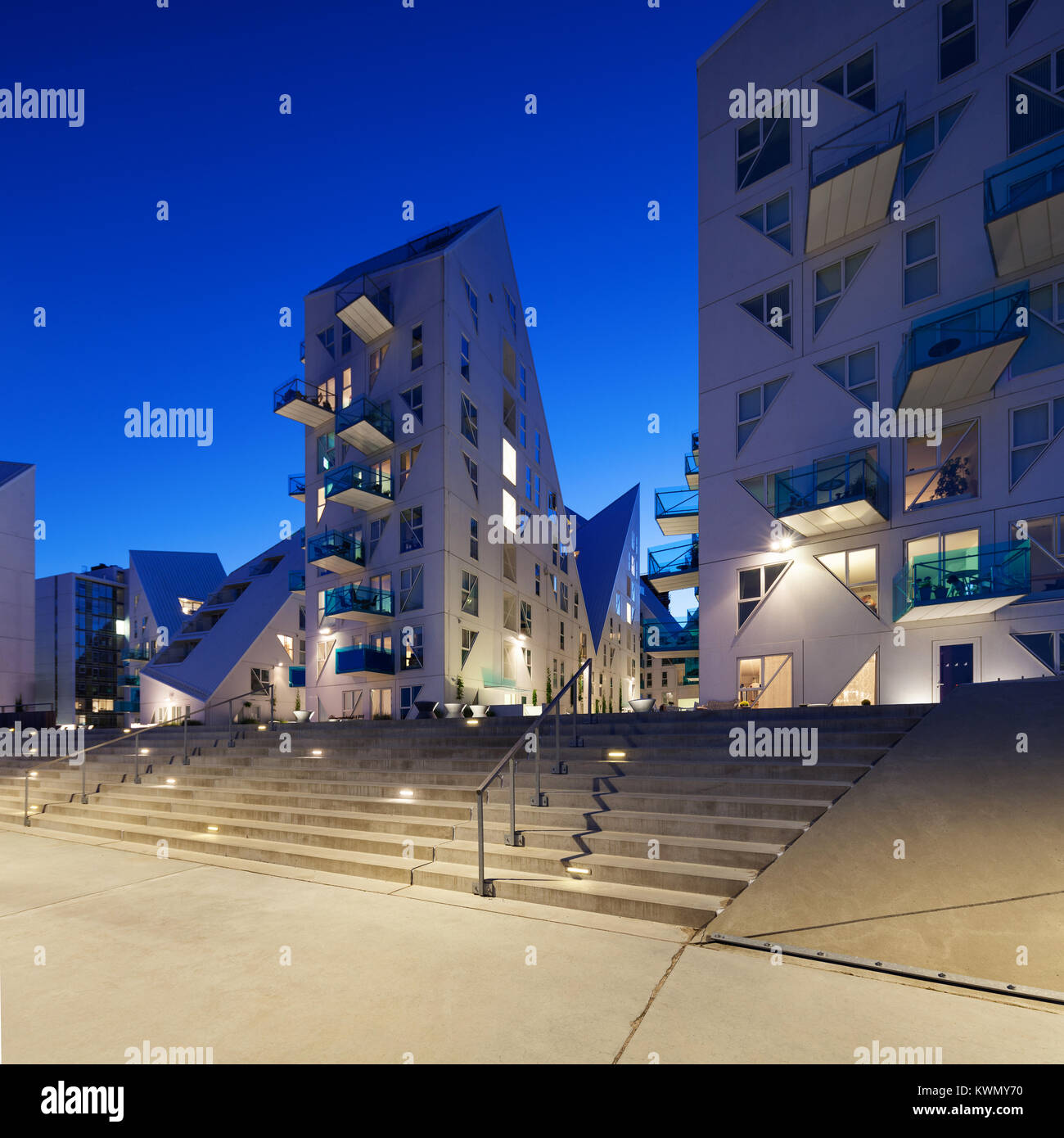 Night view architecture complex outdoors hi-res stock photography and ...