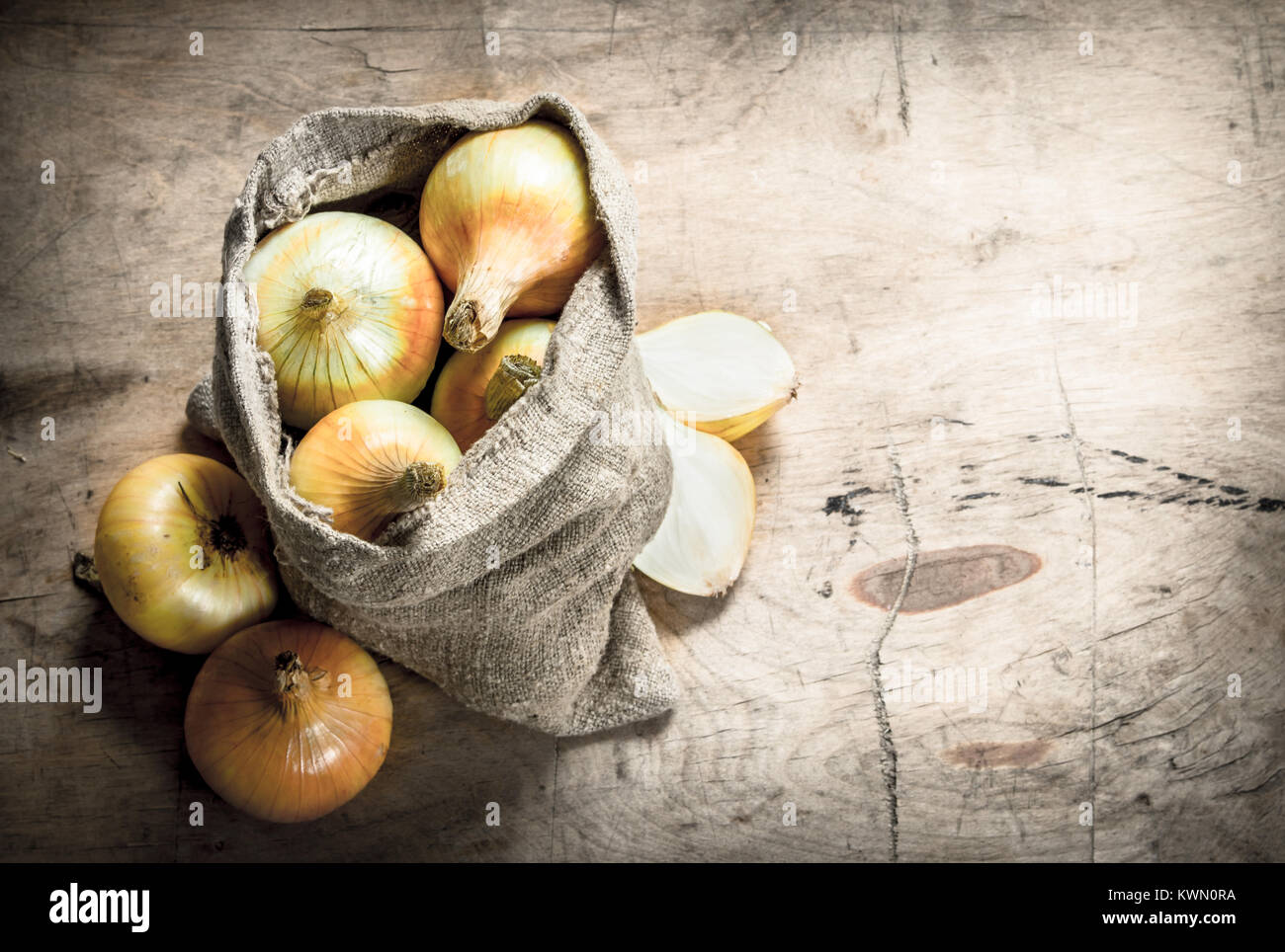 White sack bag of onions hi-res stock photography and images - Alamy