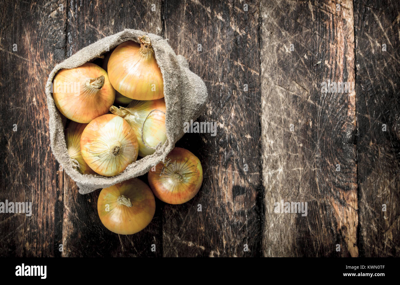 White sack bag of onions hi-res stock photography and images - Alamy