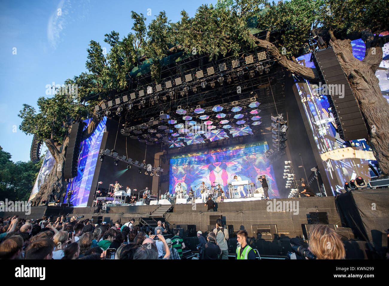 Arcade fire in concert london hi-res stock photography and images - Alamy