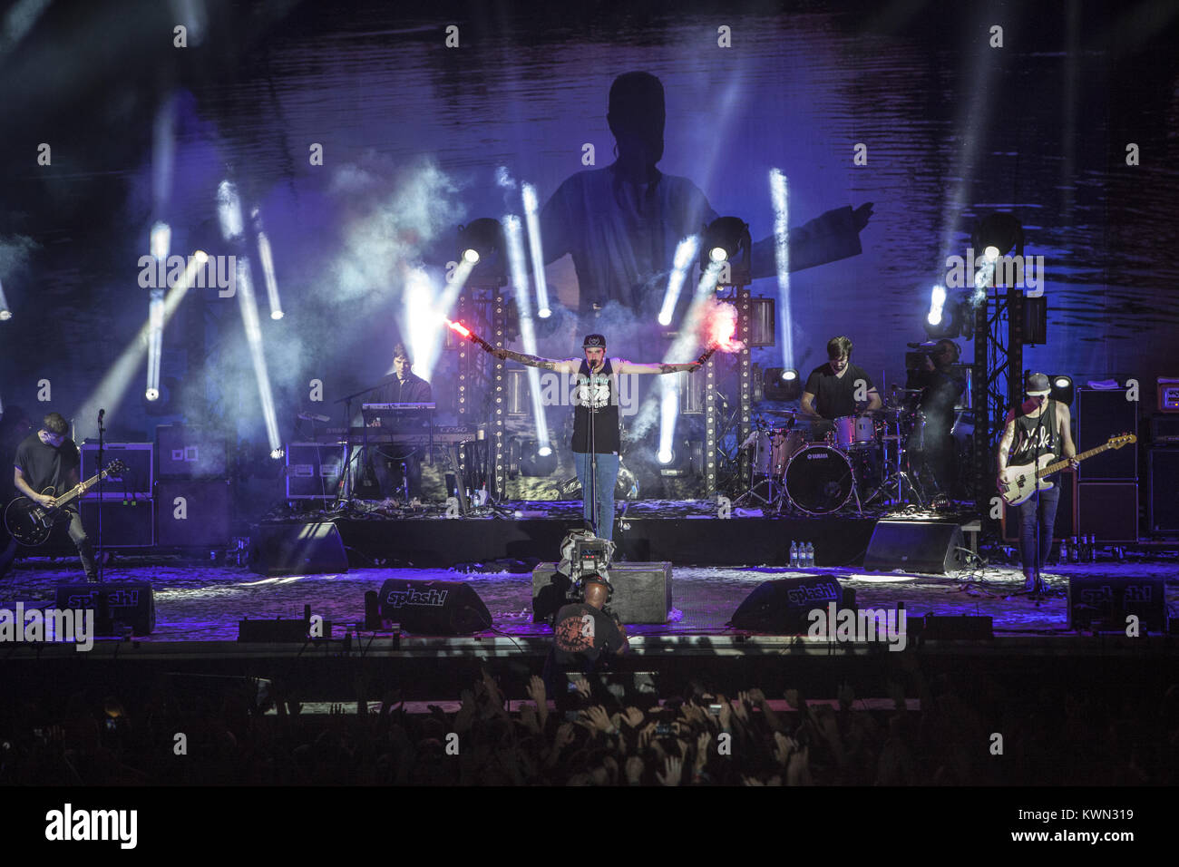 The German rapper Casper is praising the concert crowds and firing up ...