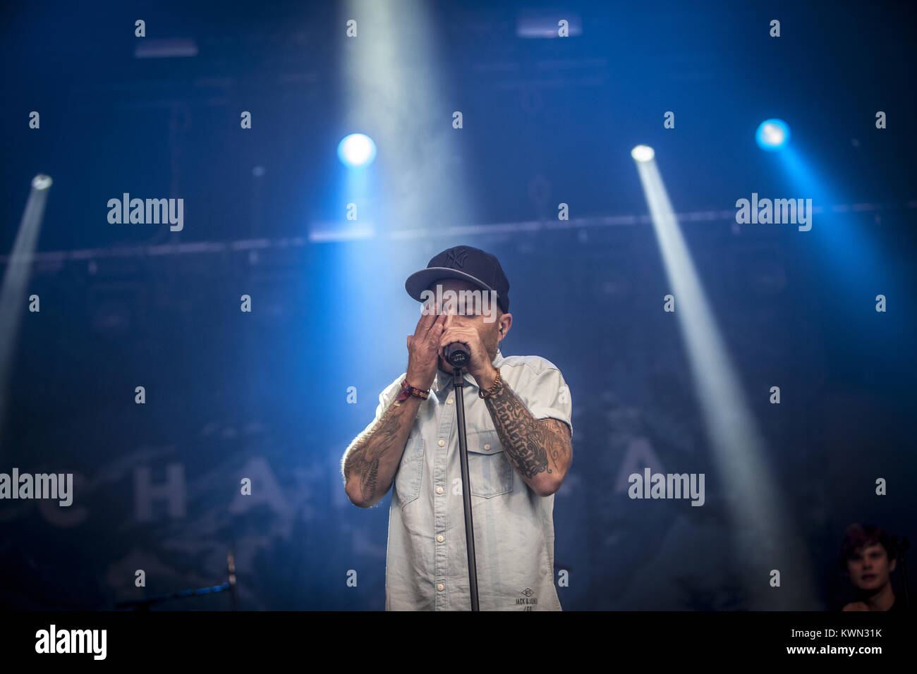 The Austrian rapper Chakuza wears a cap and has his arms tattooed ...