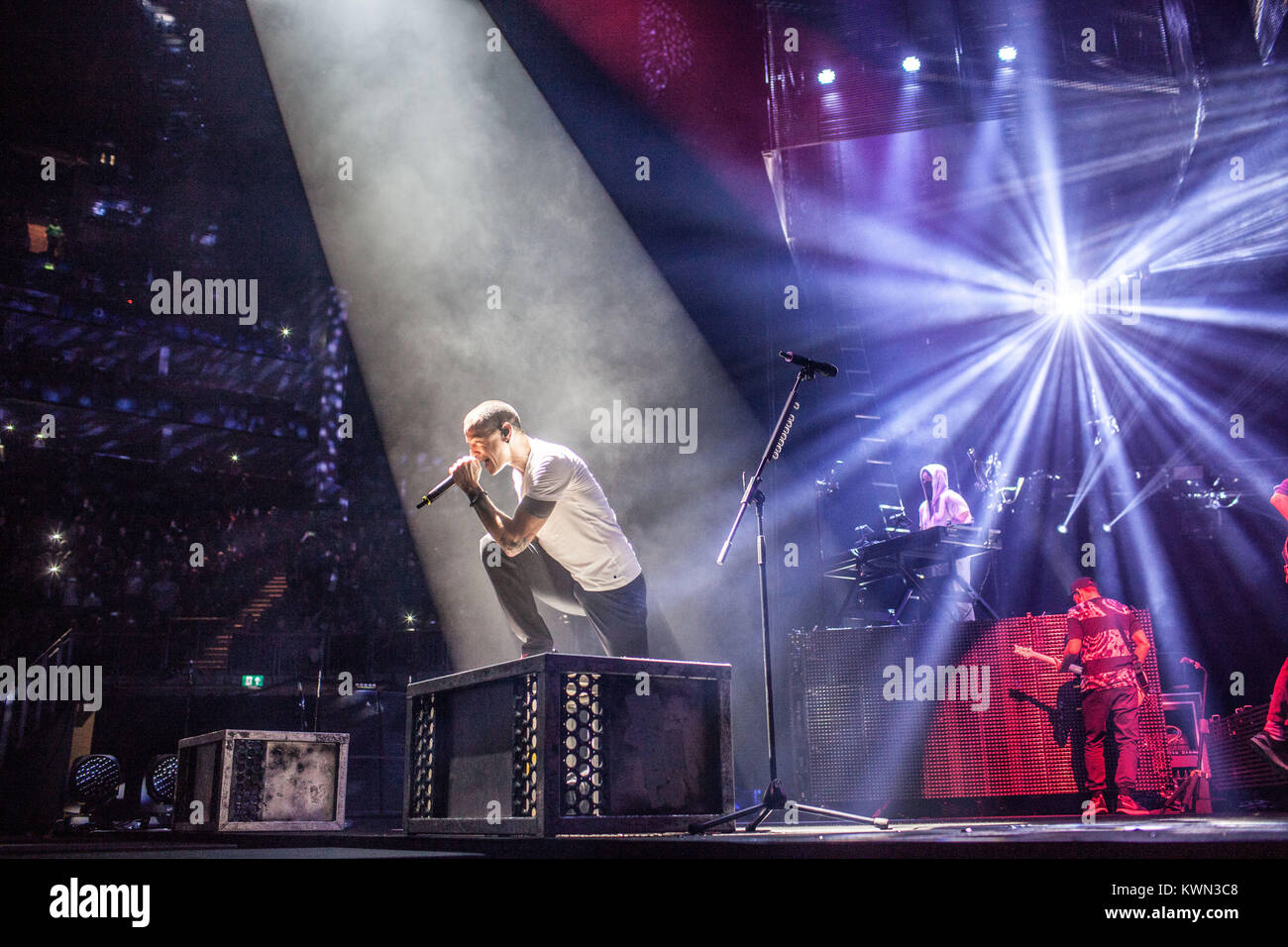 Chester bennington hi-res stock photography and images - Alamy