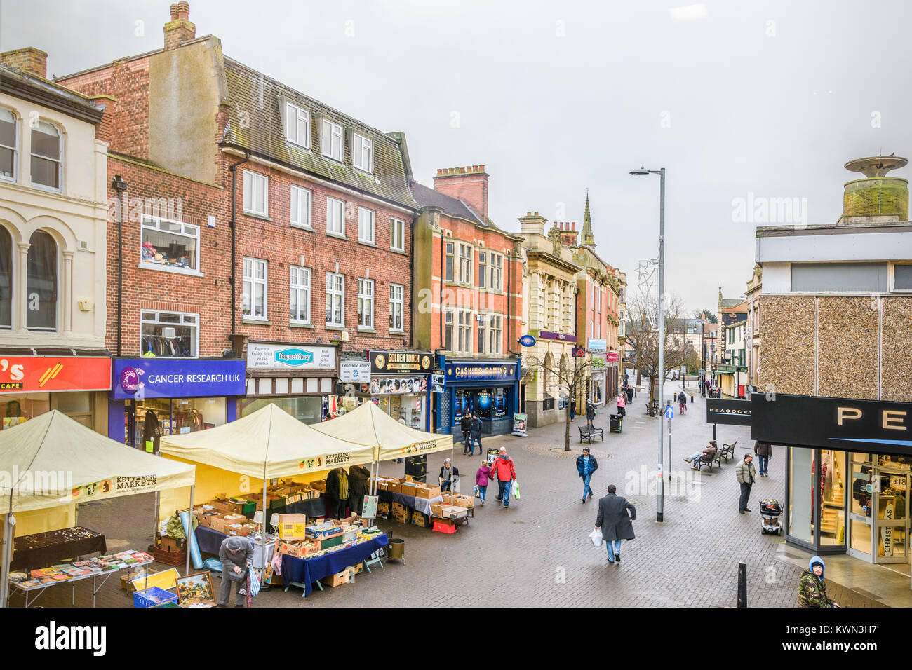 Flea market on the High Street at Kettering, England Stock Photo - Alamy
