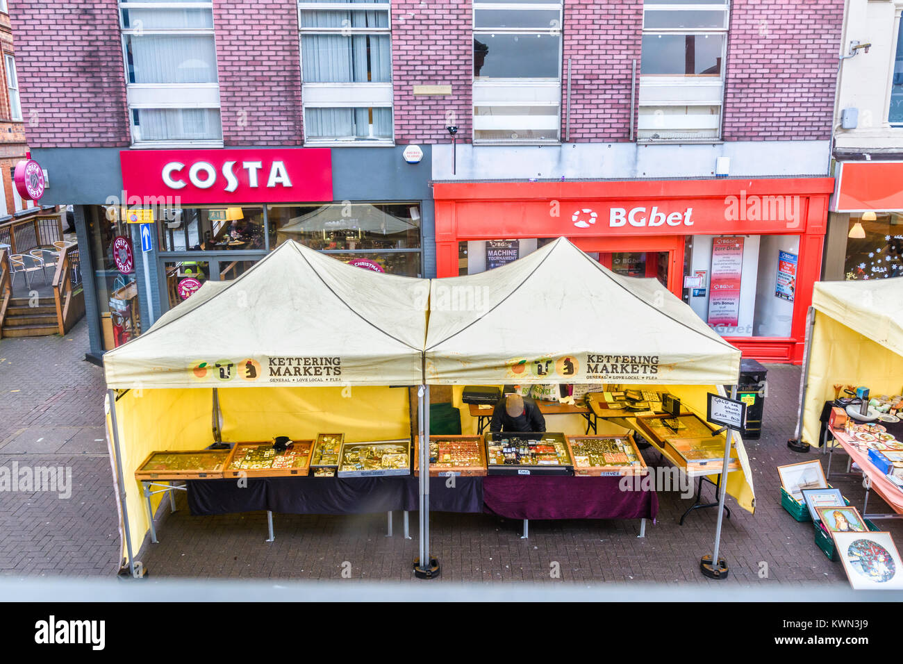 Flea market on the High Street at Kettering, England Stock Photo - Alamy