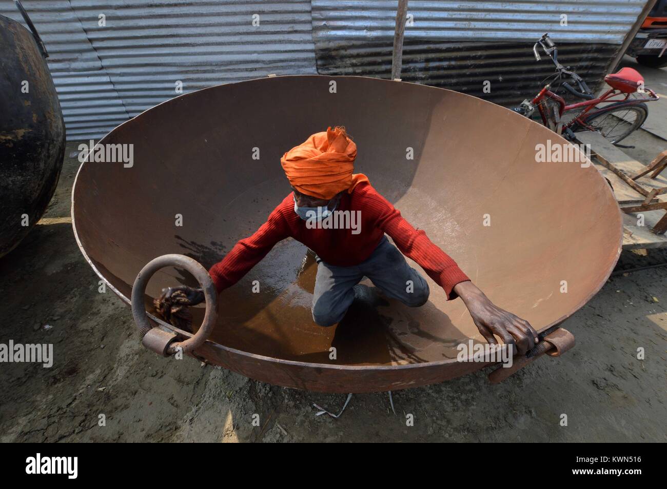 Allahabad, India. 04th Jan, 2018. Allahabad: A worker clean a big ...