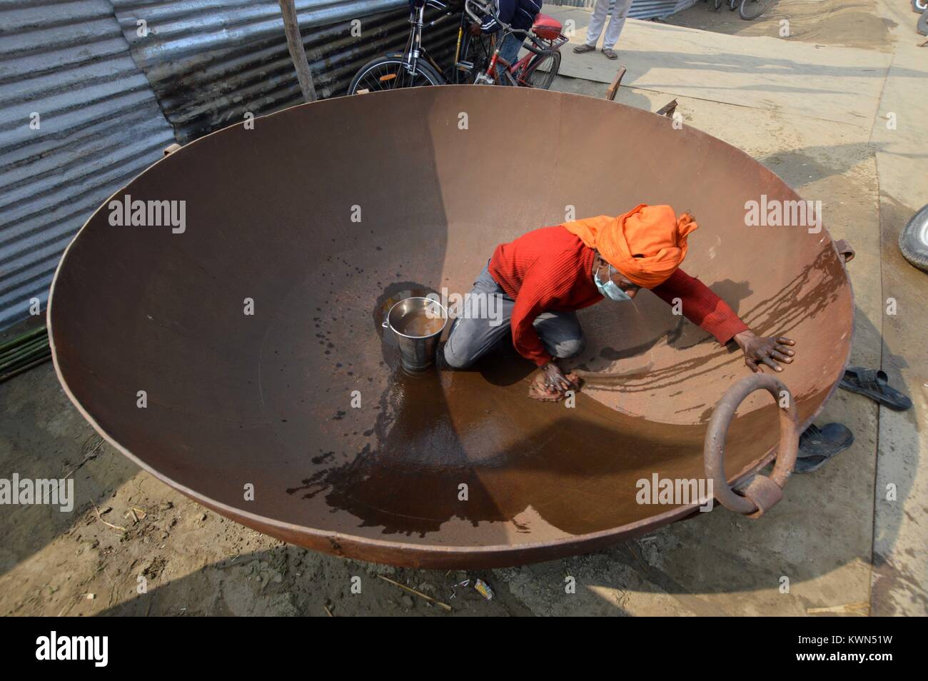Allahabad, India. 04th Jan, 2018. Allahabad: A worker clean a big ...