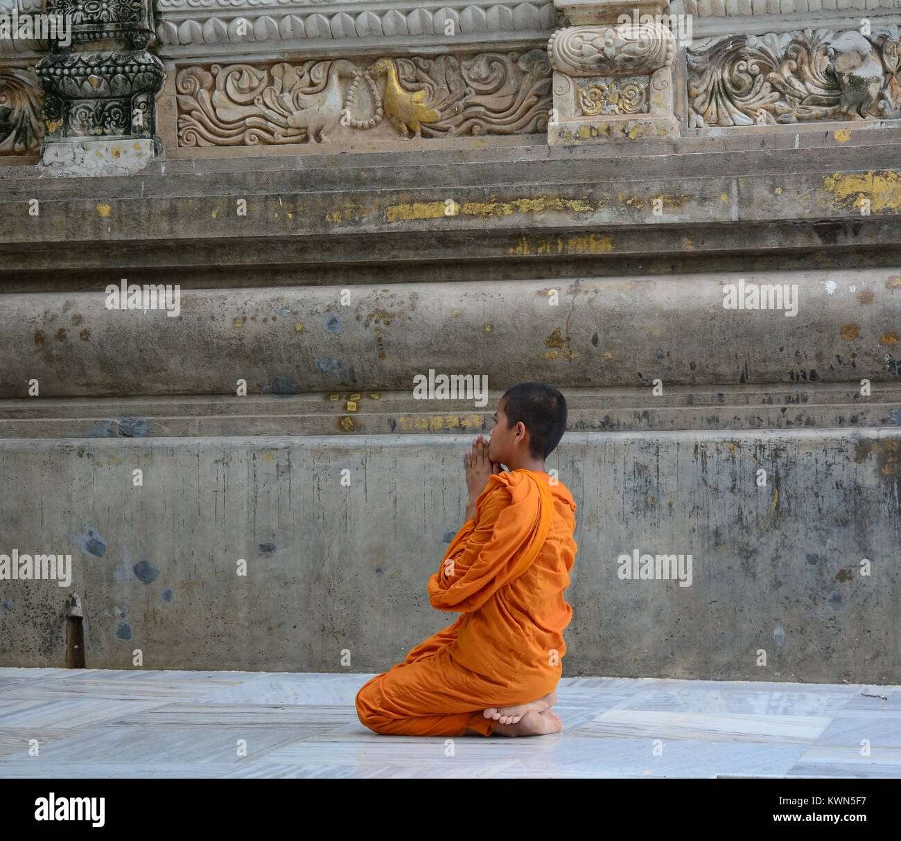 A novice monk praying at Mahabodhi Temple in Bodhgaya, India Stock ...