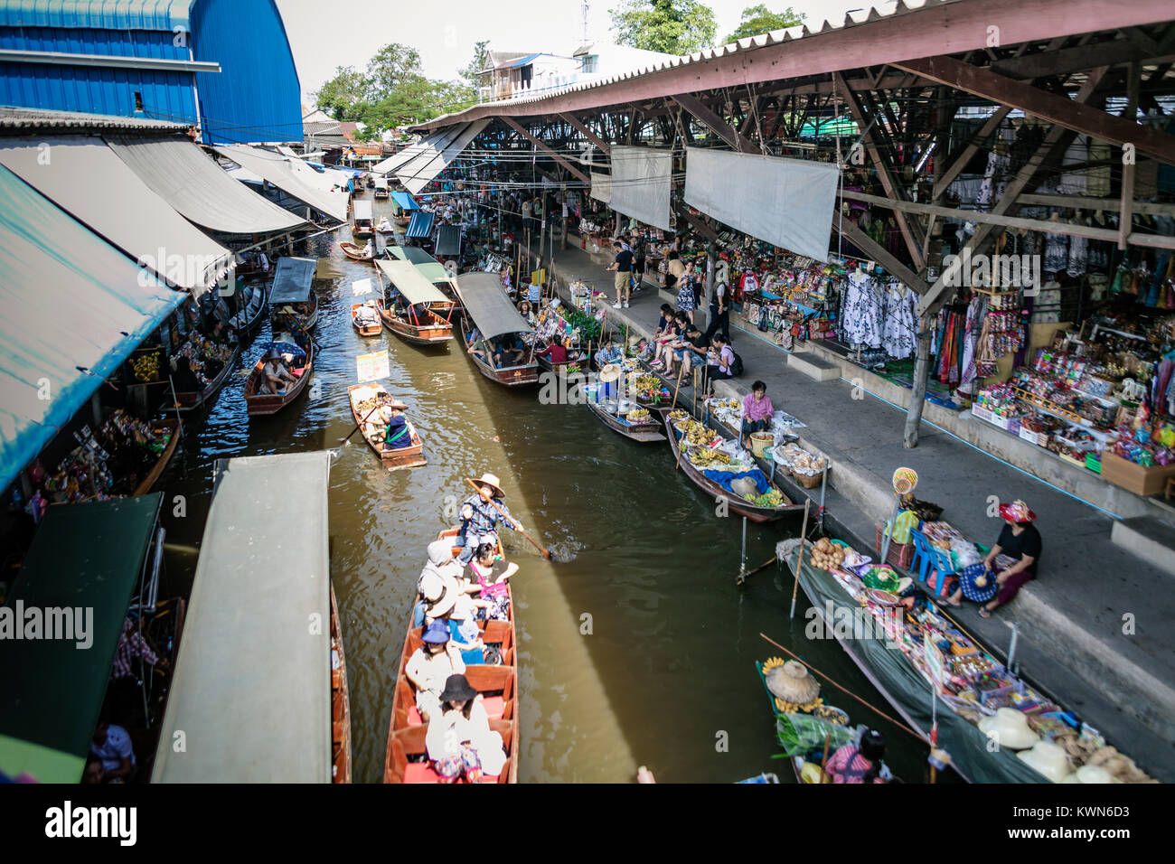 Tourist boats and Thai traders on river, Damnoen Saduk Floating Market ...