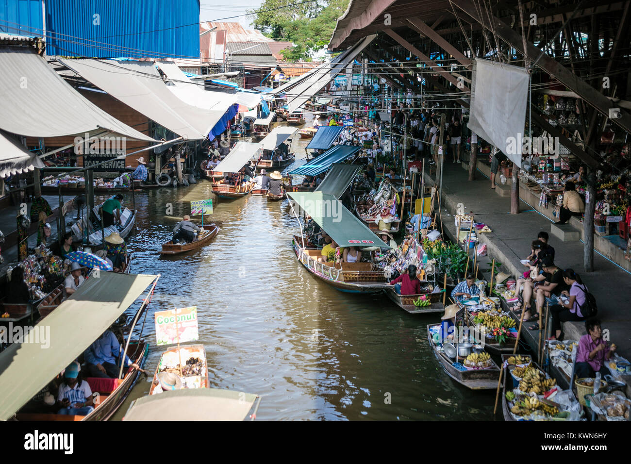 Tourist boats and Thai traders on river, Damnoen Saduk Floating Market ...