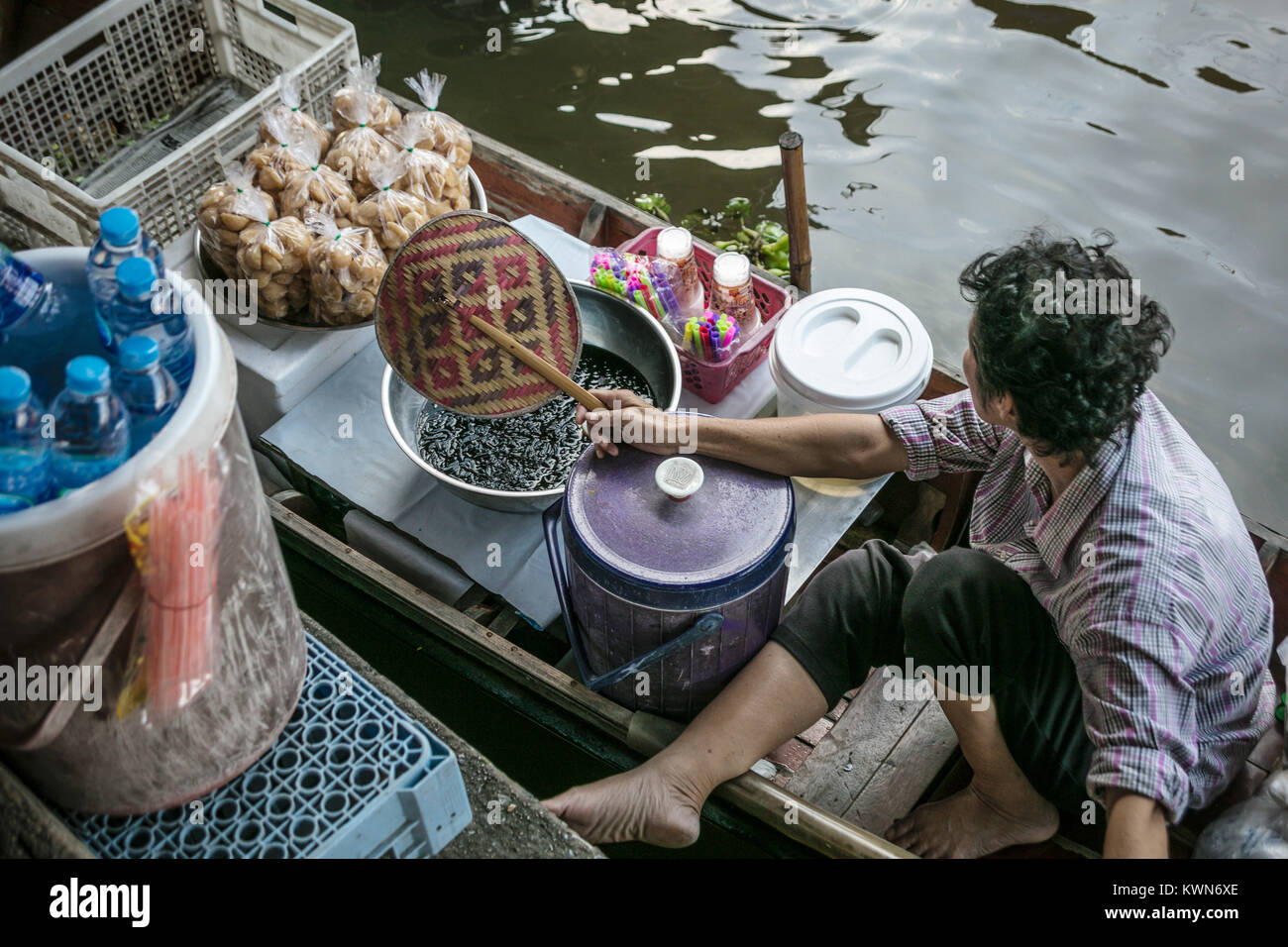 Thai food vendor in boat, Damnoen Saduk Floating Market, Thailand Stock ...