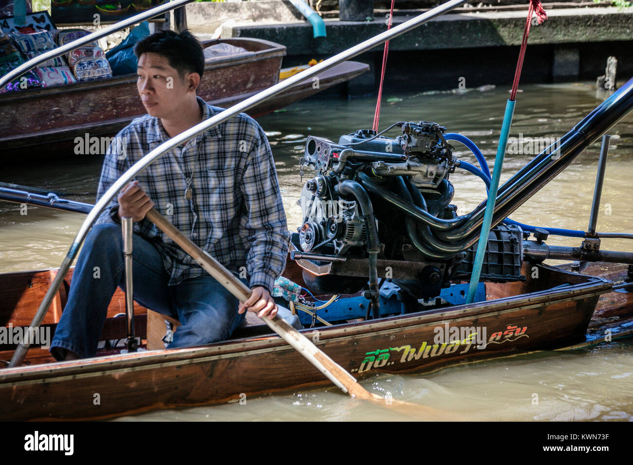 Thai paddling tourist boat, Damnoen Saduk Floating Market, Thailand ...