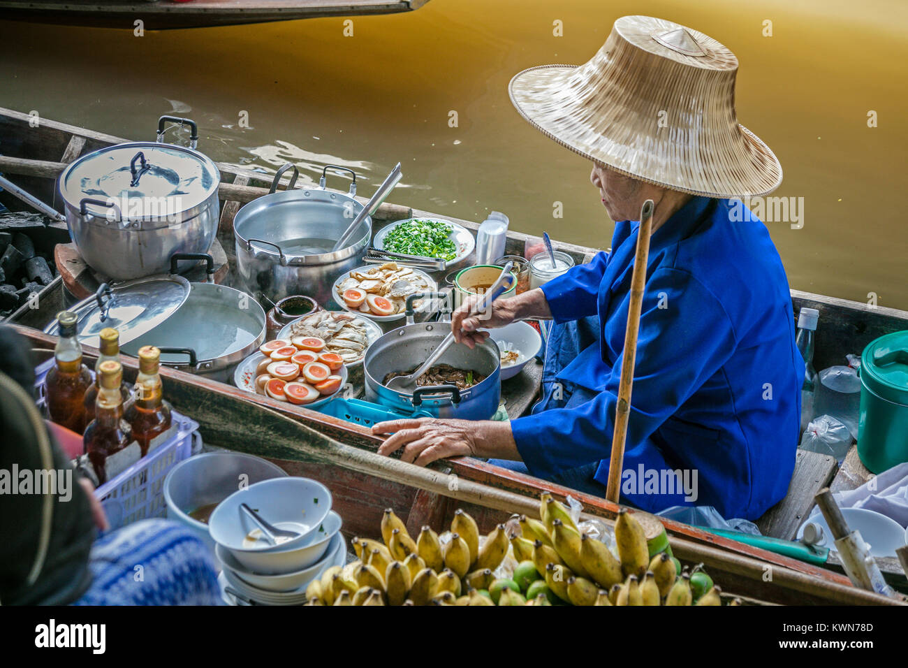 Traditional cooking floating market hi-res stock photography and images ...