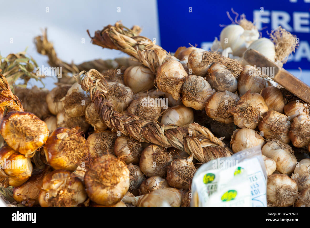 Raw garlic sold on a market stall Stock Photo - Alamy