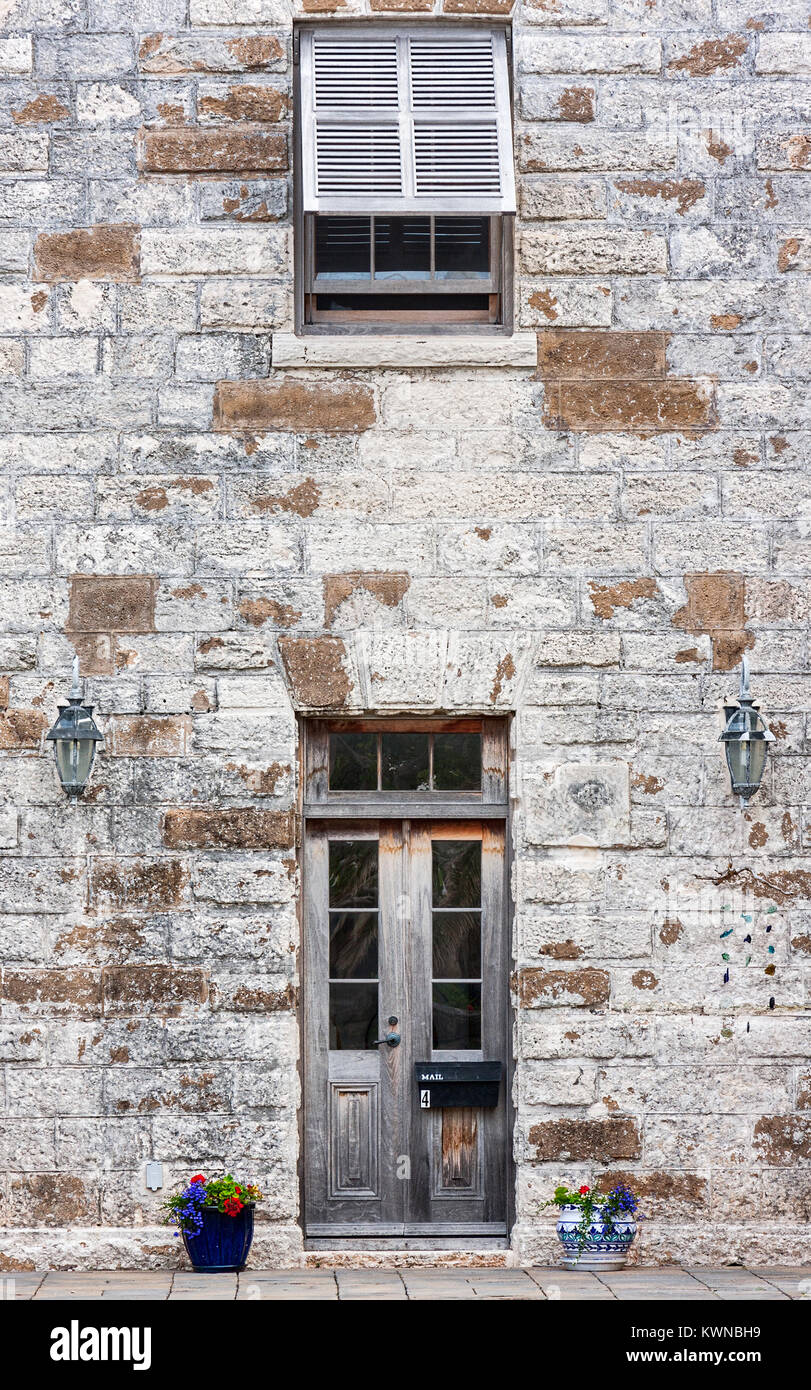 Front entrance apartment building hi-res stock photography and images ...