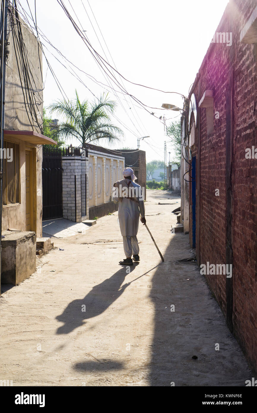 Old man walking away hi-res stock photography and images - Alamy
