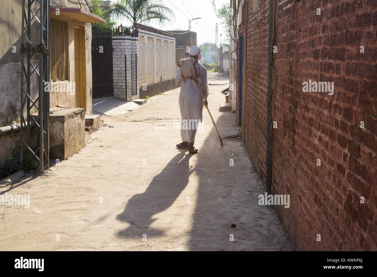Old man walking away hi-res stock photography and images - Alamy