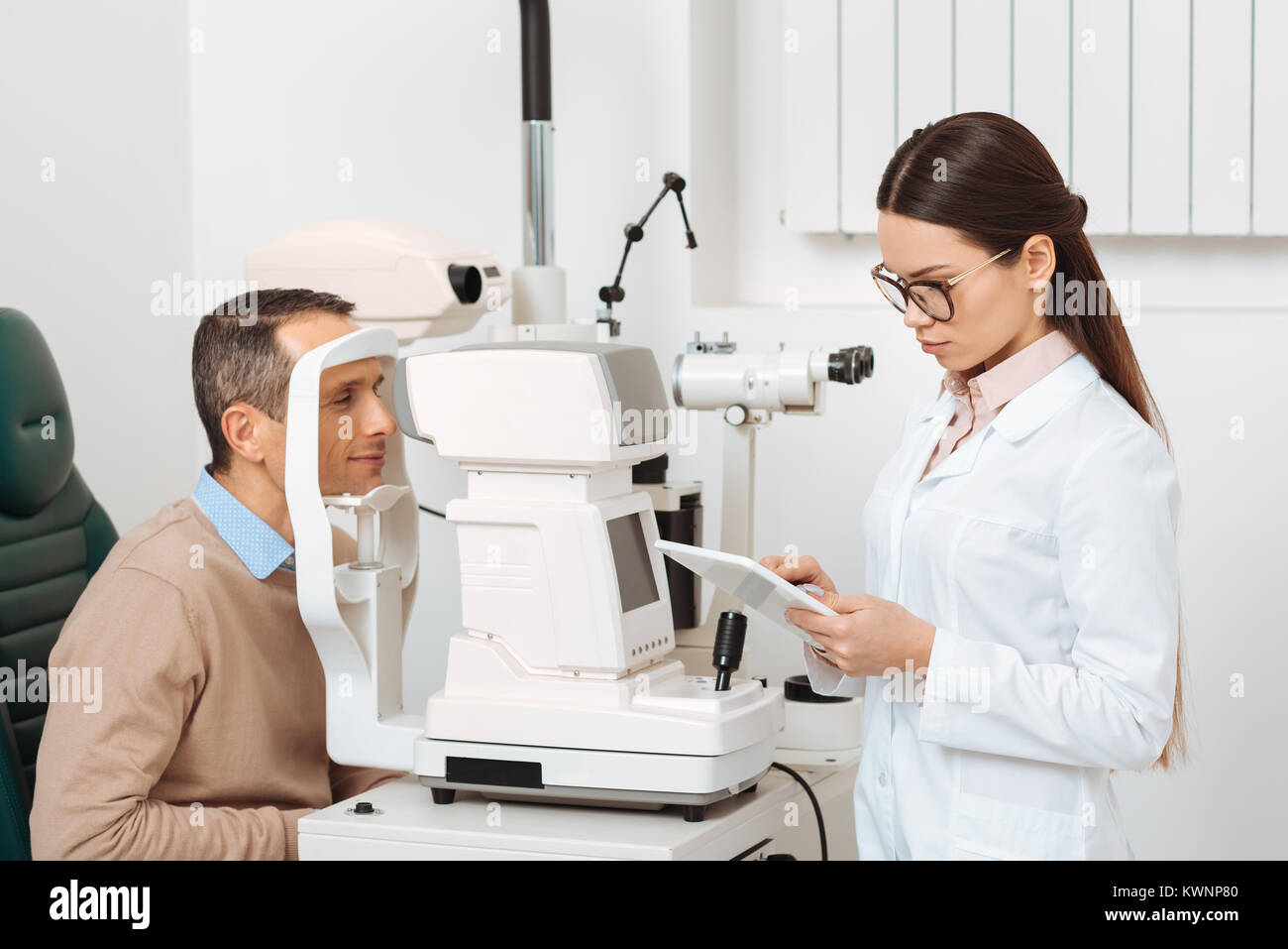 Slit lamp eye examination equipment hi-res stock photography and images ...