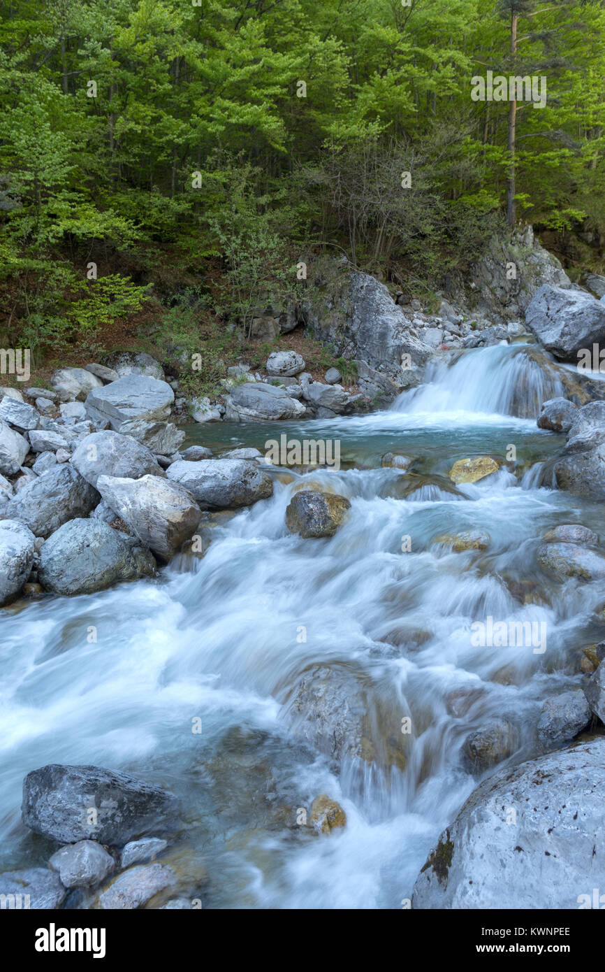 Water cascading flowing running over rocks hi-res stock photography and ...