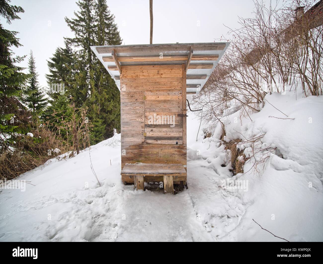 Traditional well in russian village Stock Photo - Alamy