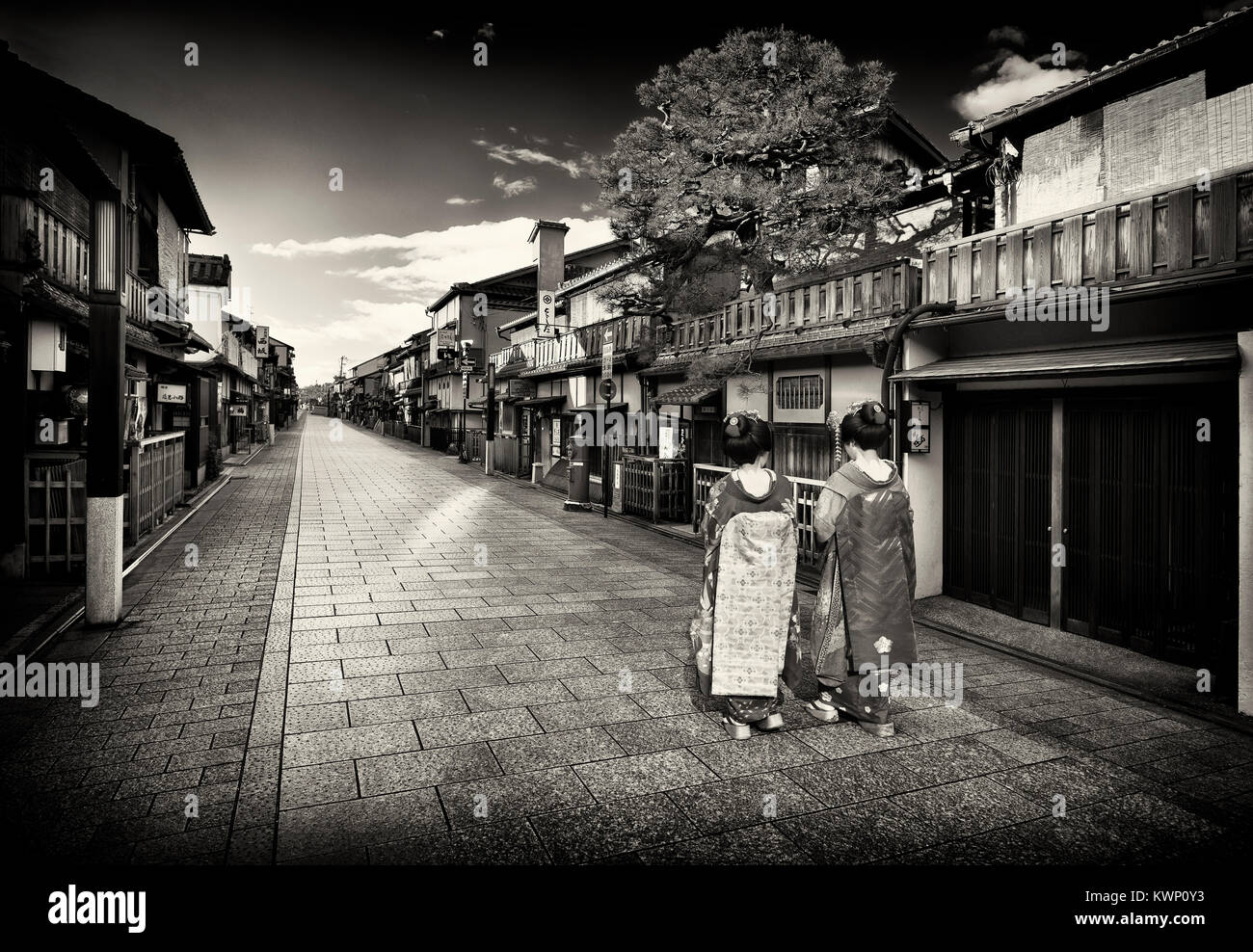 Geisha rear view hi-res stock photography and images - Alamy