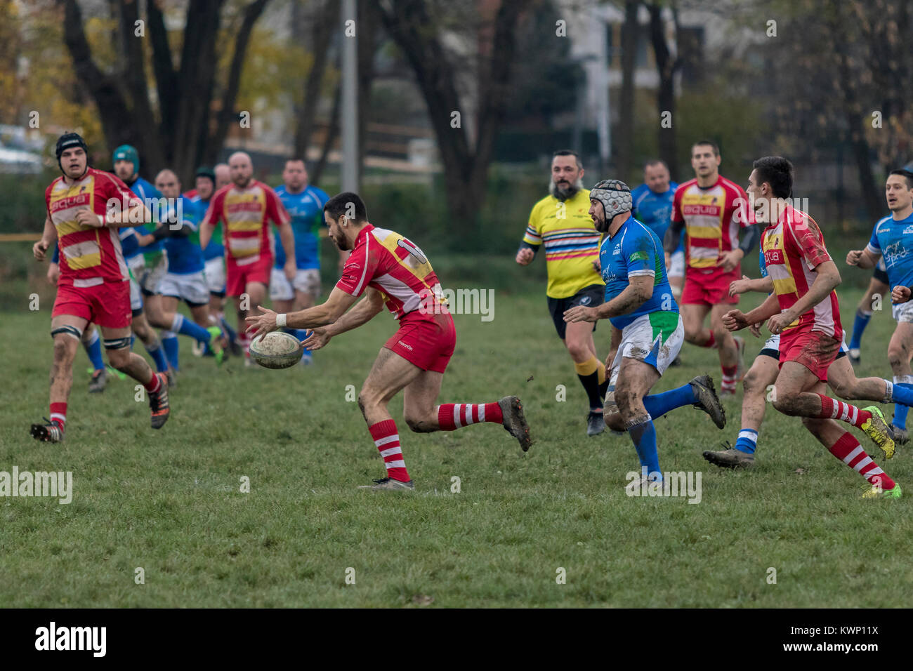 Rugby player passing ball hi-res stock photography and images - Alamy